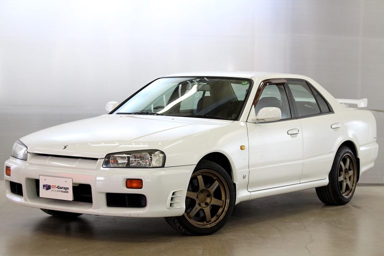 スカイラインR34・4ドアはこんな車！今後の高騰も期待大！ - TMFマガジン