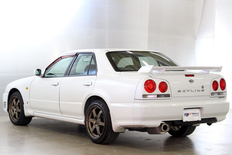 スカイラインR34・4ドアはこんな車！今後の高騰も期待大！ - TMFマガジン